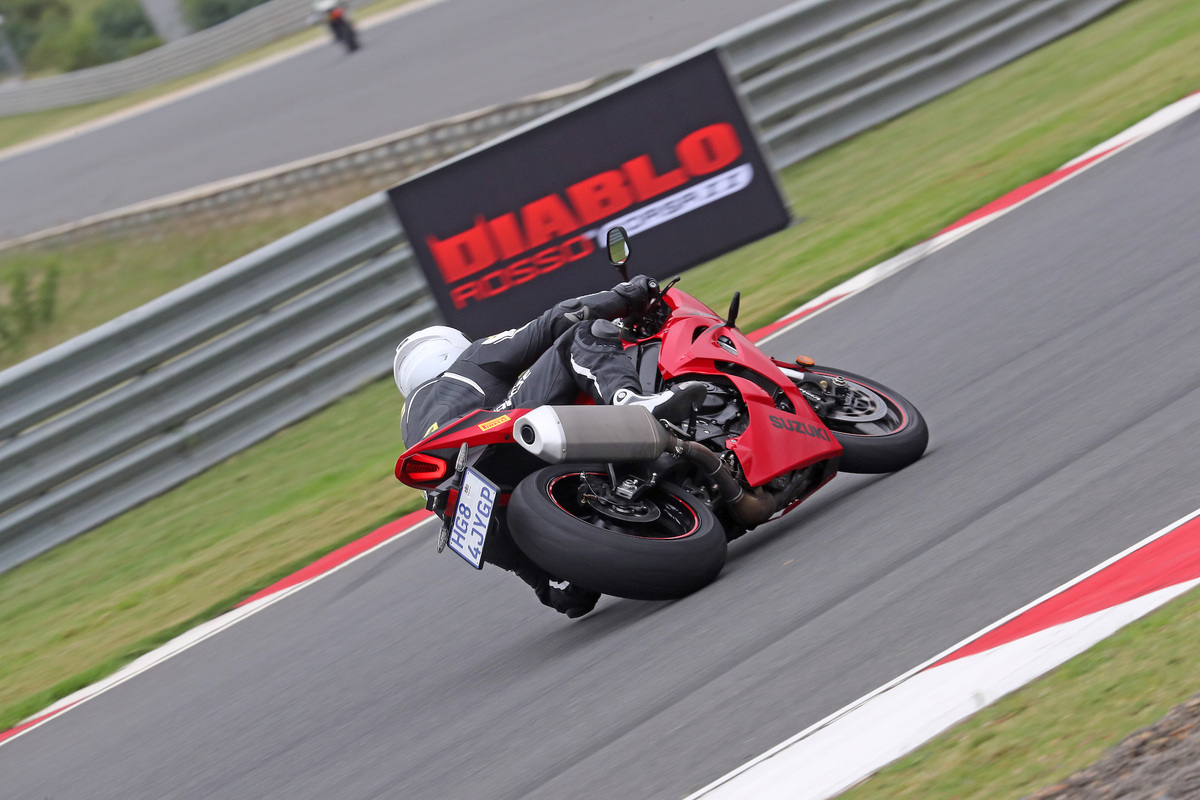 Pirelli Diablo Rosso Corsa II. Test su strada e in pista - News - Moto.it