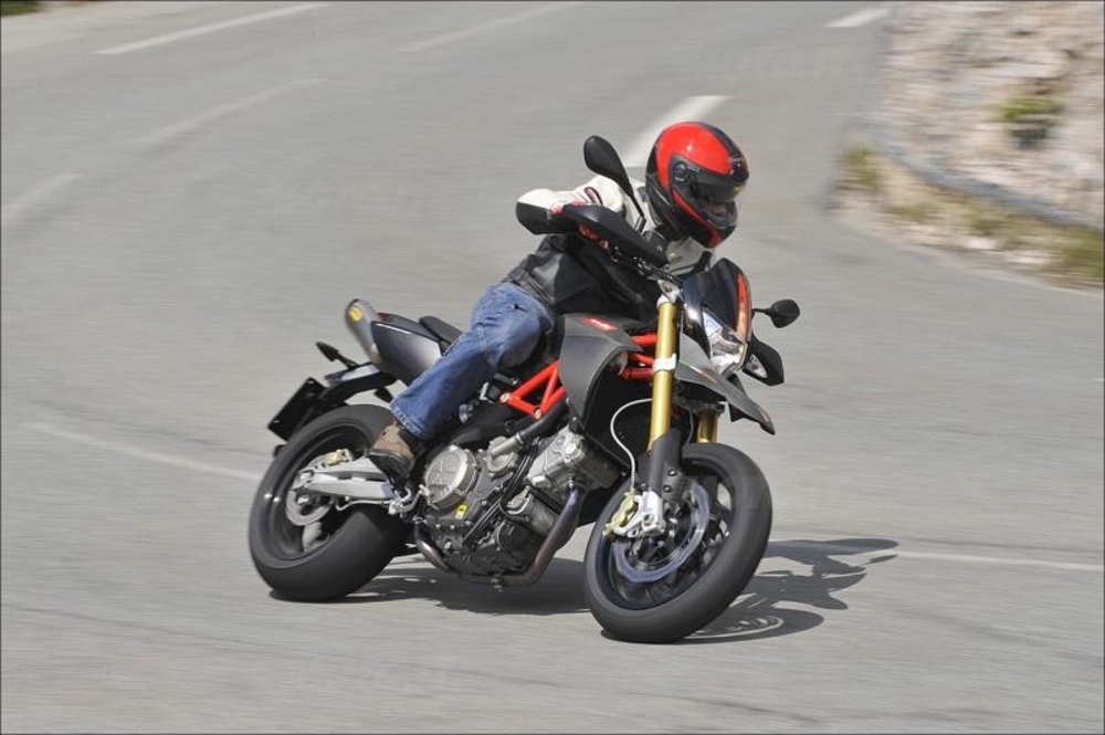 Prova Aprilia Dorsoduro Factory - Prove - Moto.it