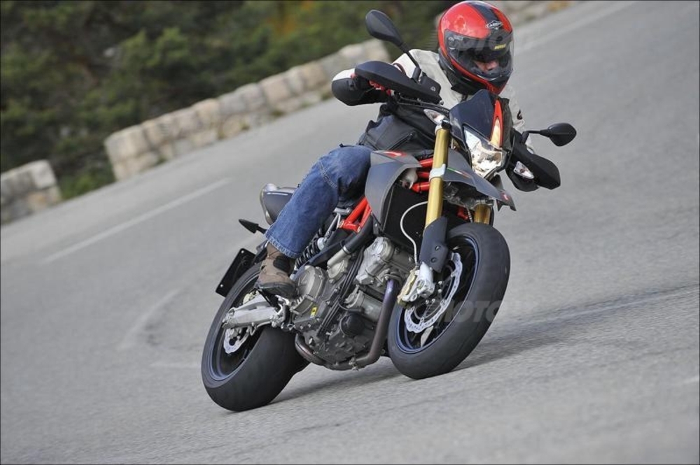 Aprilia Dorsoduro Factory. Il confronto con le rivali - News - Moto.it