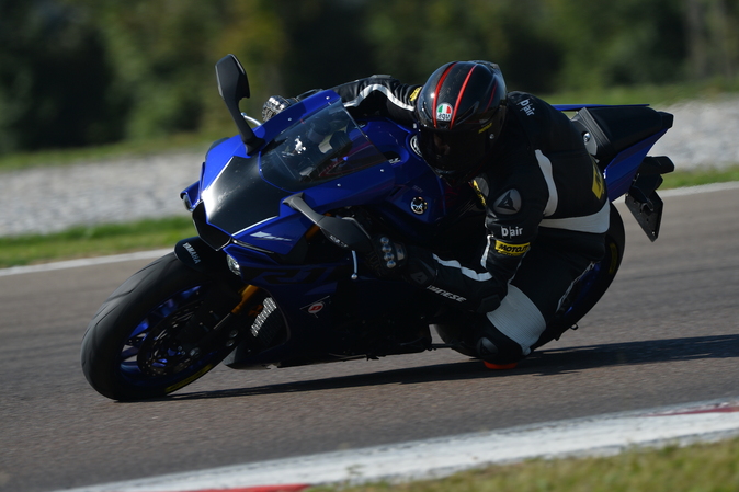 Yamaha YZF-R1 vs. YZF-R6 vs YZF-R3 - La Stampa
