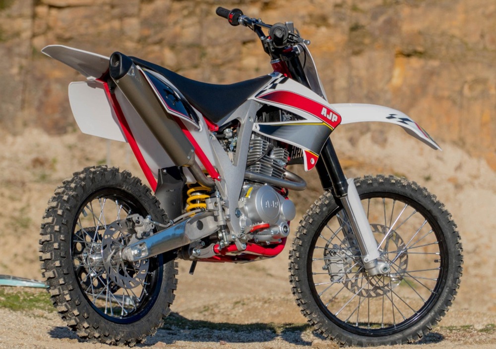 AJP PR3 240 MX (2019 - 20), prezzo e scheda tecnica - Moto.it