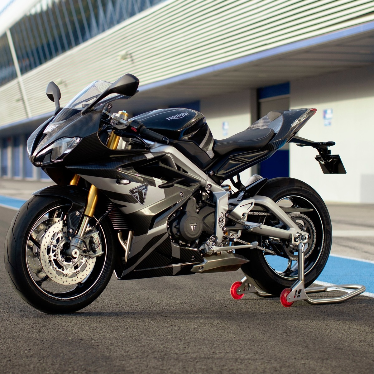 Elegantes Triumph Daytona 765 Fotos
