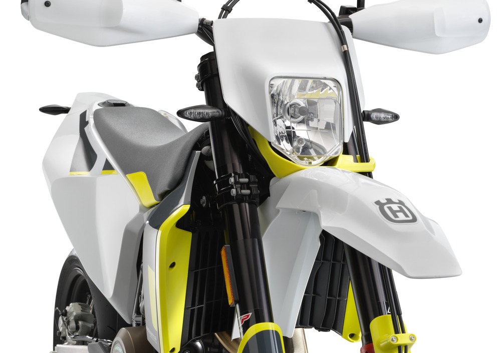Husqvarna 701 Supermoto (2020), prezzo e scheda tecnica - Moto.it