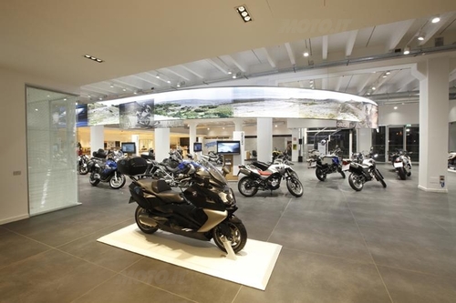 BMW Motorrad inaugura a Roma la più grande concessionaria del mondo ...