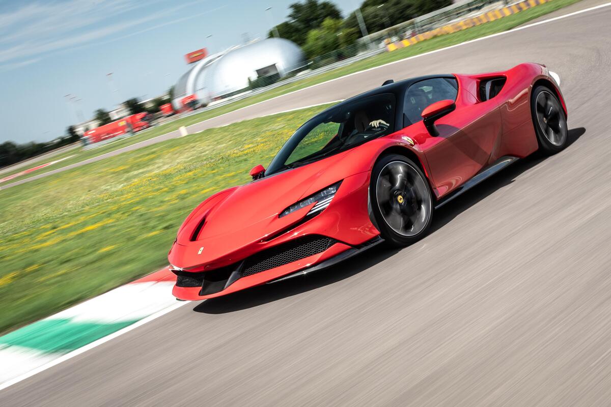 Ferrari SF90 Stradale | Dall'inferno al paradiso in un lampo. Prova ...