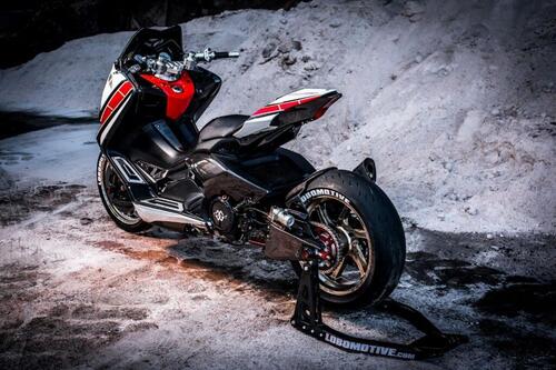 Yamaha TMAX: stile R1 SBK e freni da MotoGP - News - Moto.it