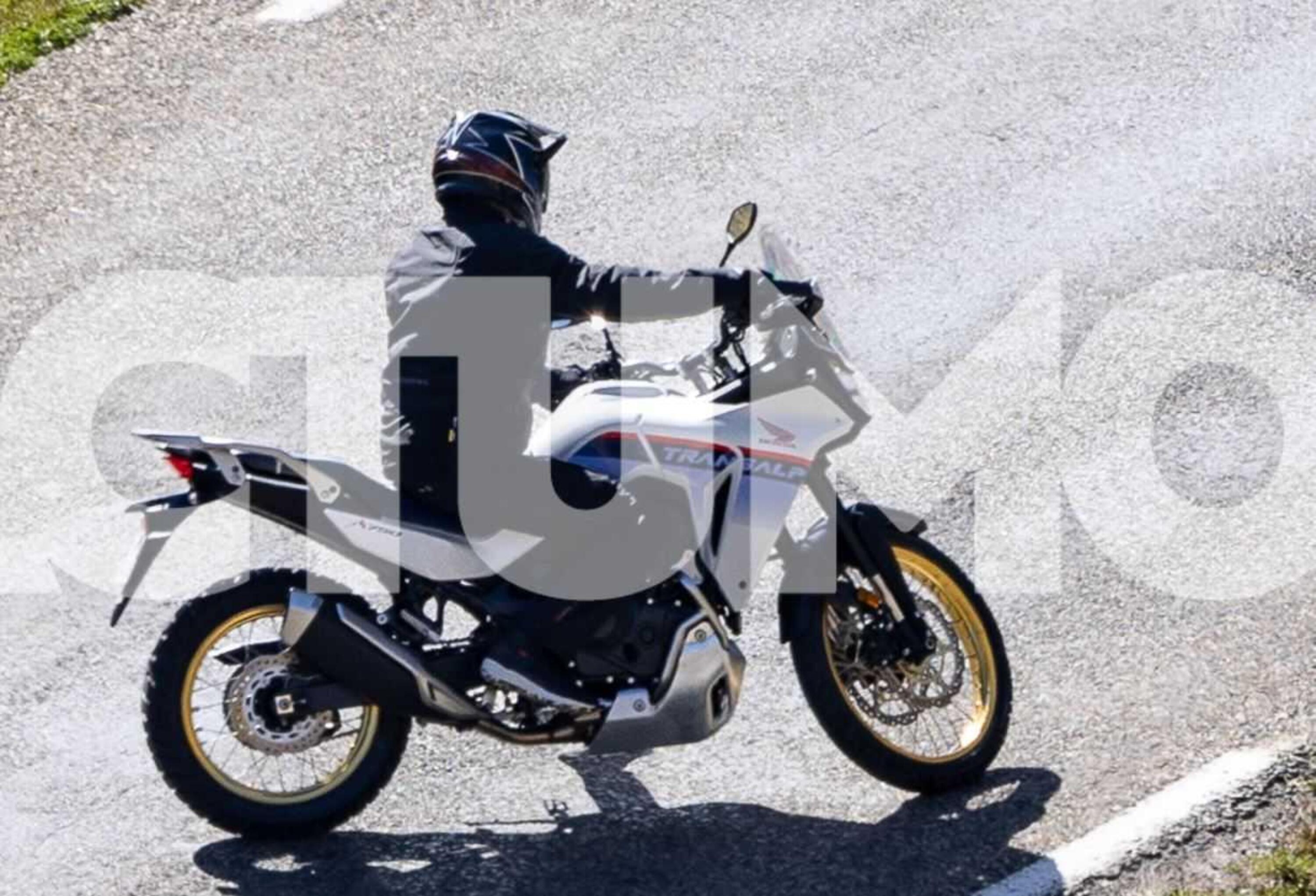 Nuova Honda Transalp 750: eccola! [Foto spia] - News - Moto.it