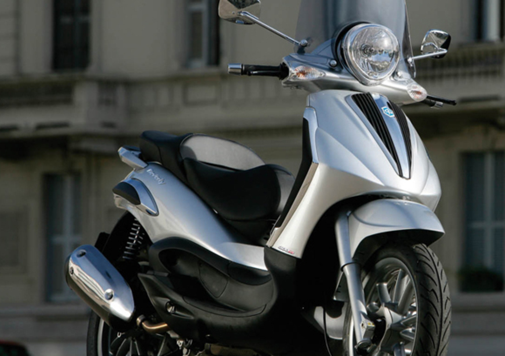 Piaggio Beverly Tourer 300, prezzo e scheda tecnica - Moto.it