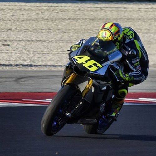 Valentino Rossi al Mugello sulla Yamaha R1 - MotoGP - Moto.it